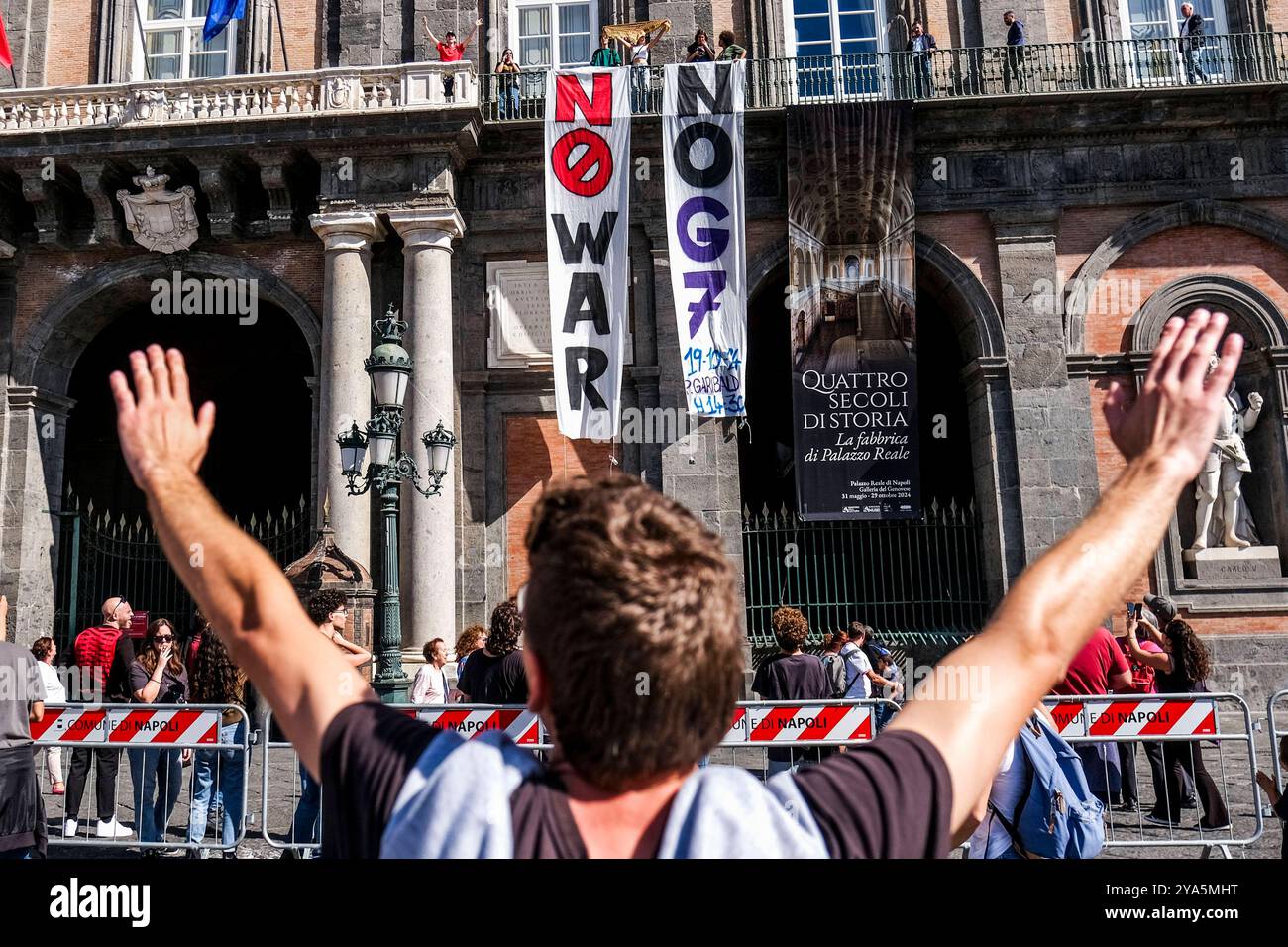 Italy: Napoli, banner no war and no G7 The banners lowered from the ...