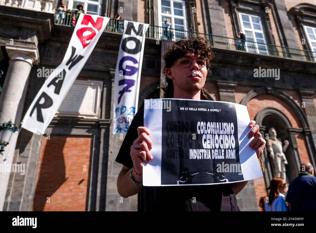 Italy: Napoli, banner no war and no G7 The banners lowered from the ...