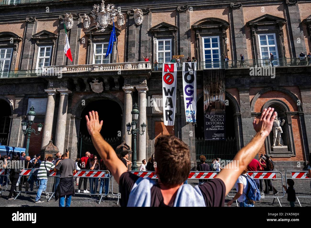 Italy: Napoli, banner no war and no G7 The banners lowered from the ...