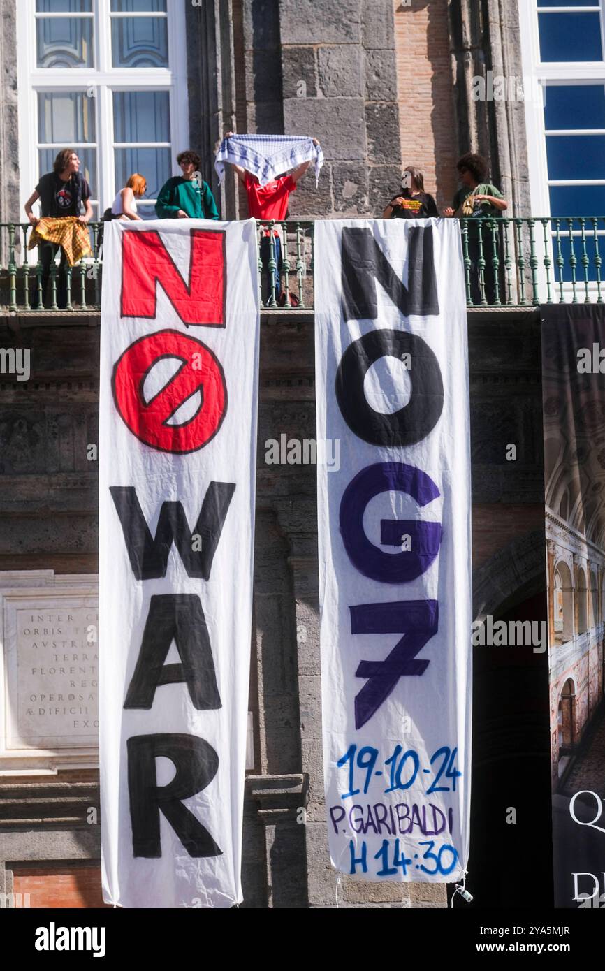 Italy: Napoli, banner no war and no G7 The banners lowered from the ...