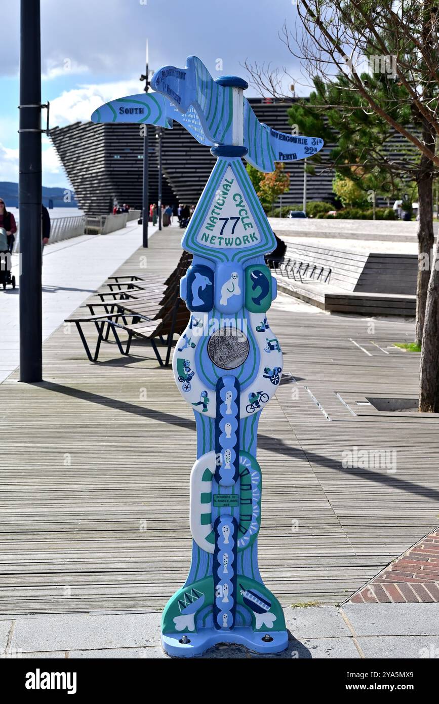 Around the UK - Sustrans Route 77 marker, Dundee Stock Photo - Alamy