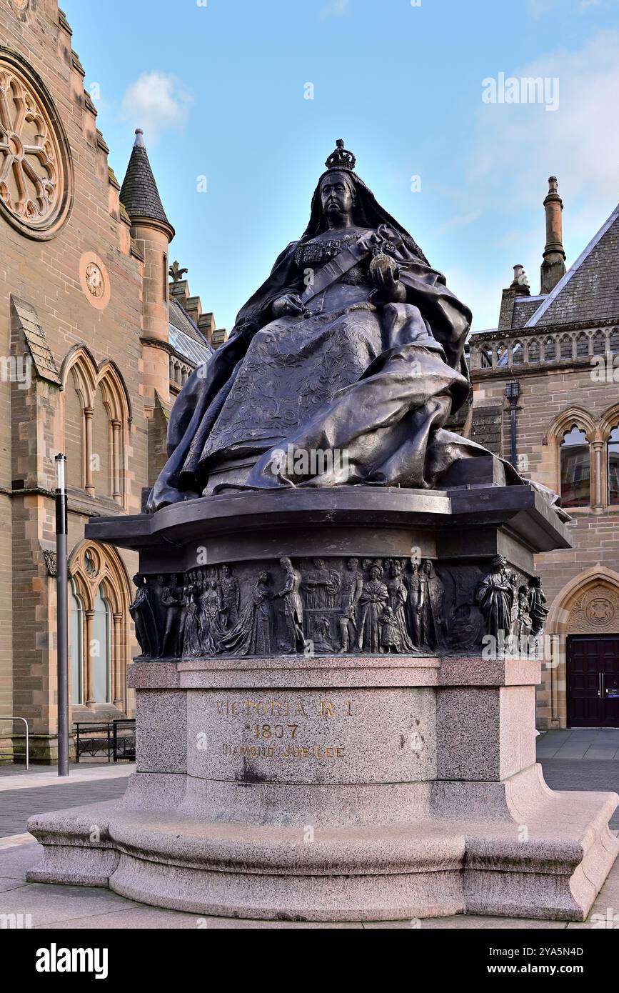 Around the UK - Queen Victoria's Statue, Dundee Stock Photo - Alamy
