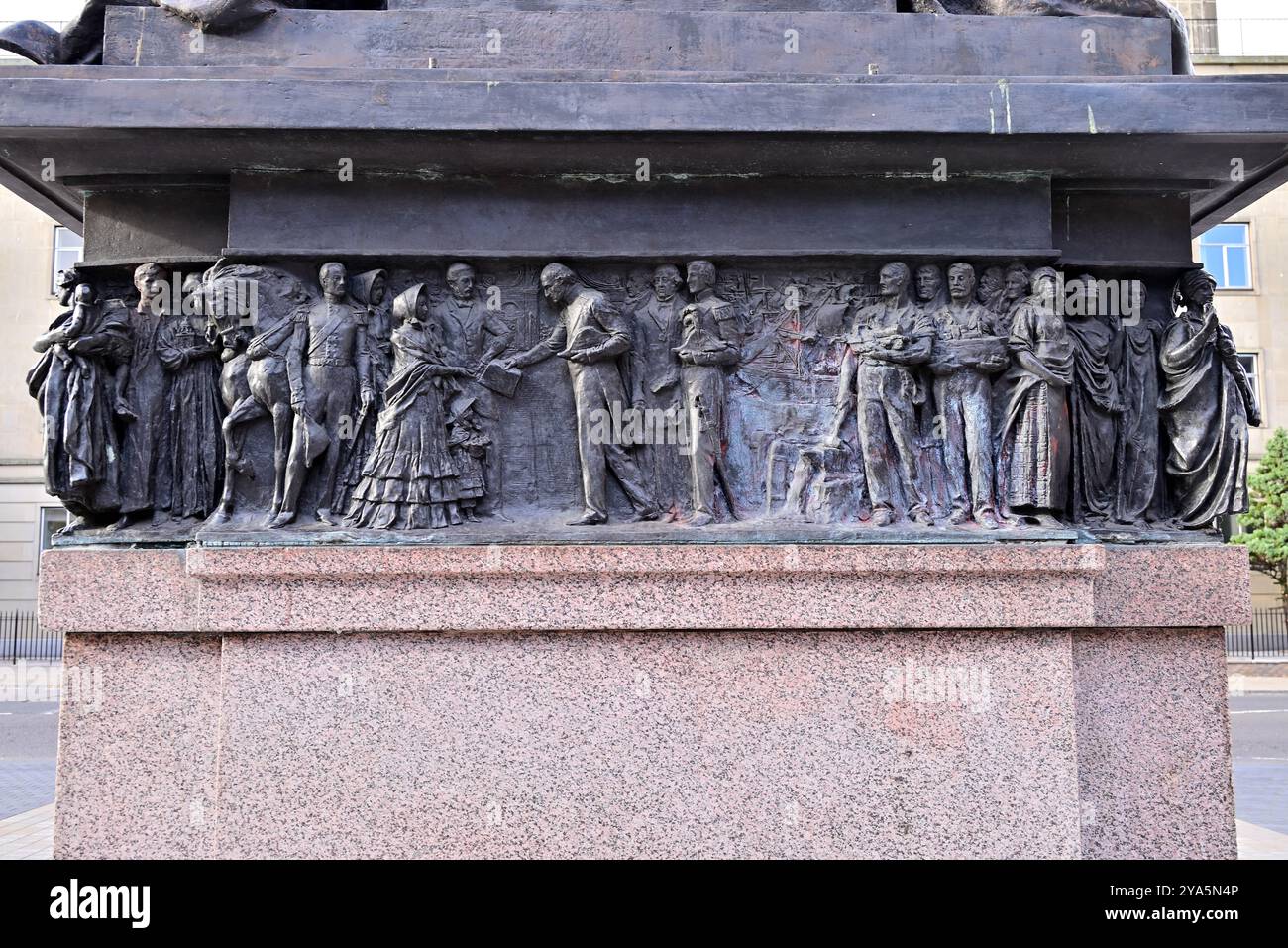 Around the UK - Queen Victoria's Statue, Dundee Stock Photo - Alamy