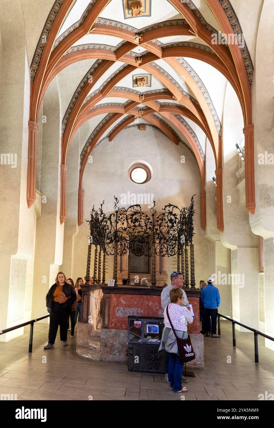 The Interior of The Pinkas Synagogue Prague Czech Stock Photo - Alamy