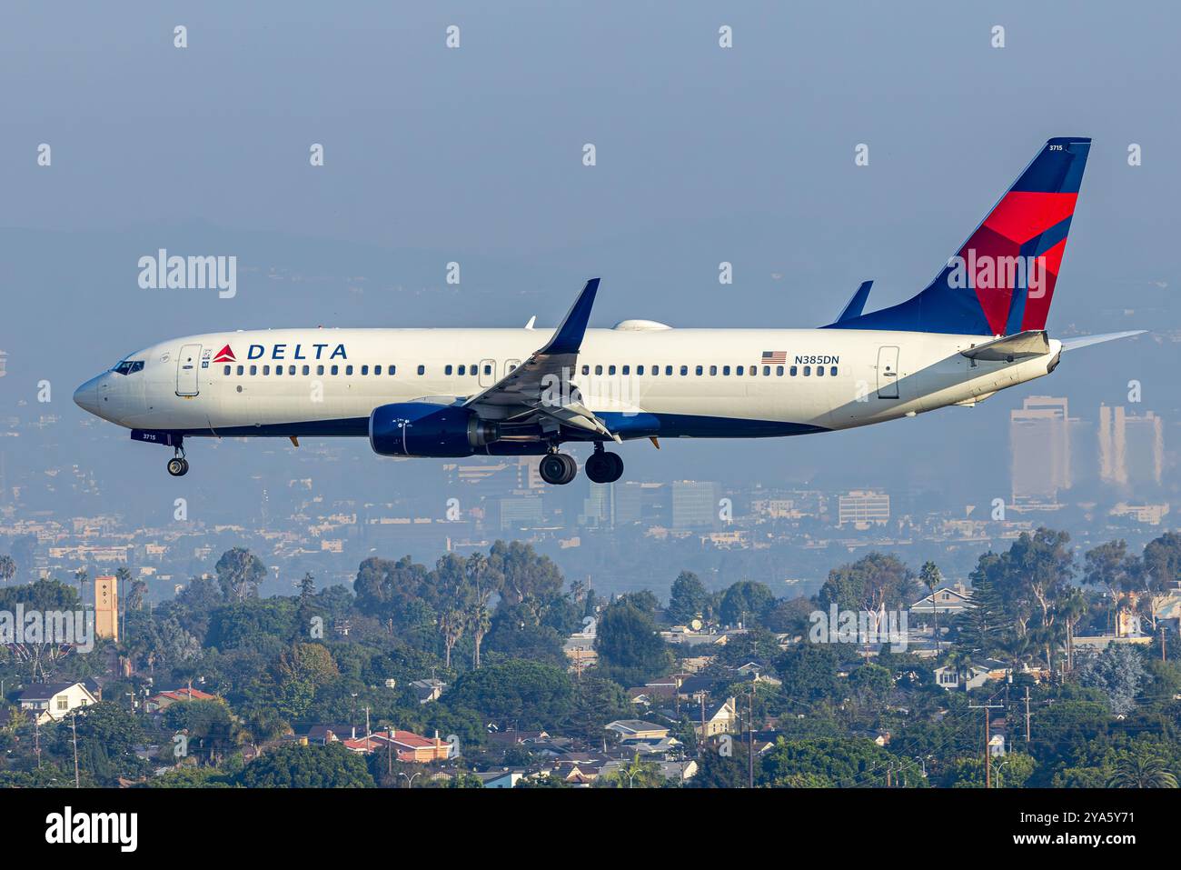 Boeing 737 832 wl landing hi-res stock photography and images - Alamy