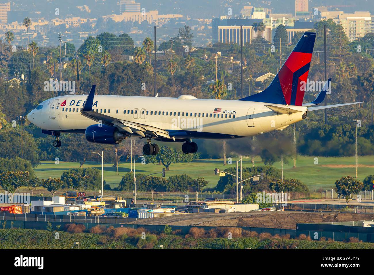 N395DN Delta Air Lines Boeing 737-832(WL) landing at Los Angeles International (LAX / KLAX Stock ...