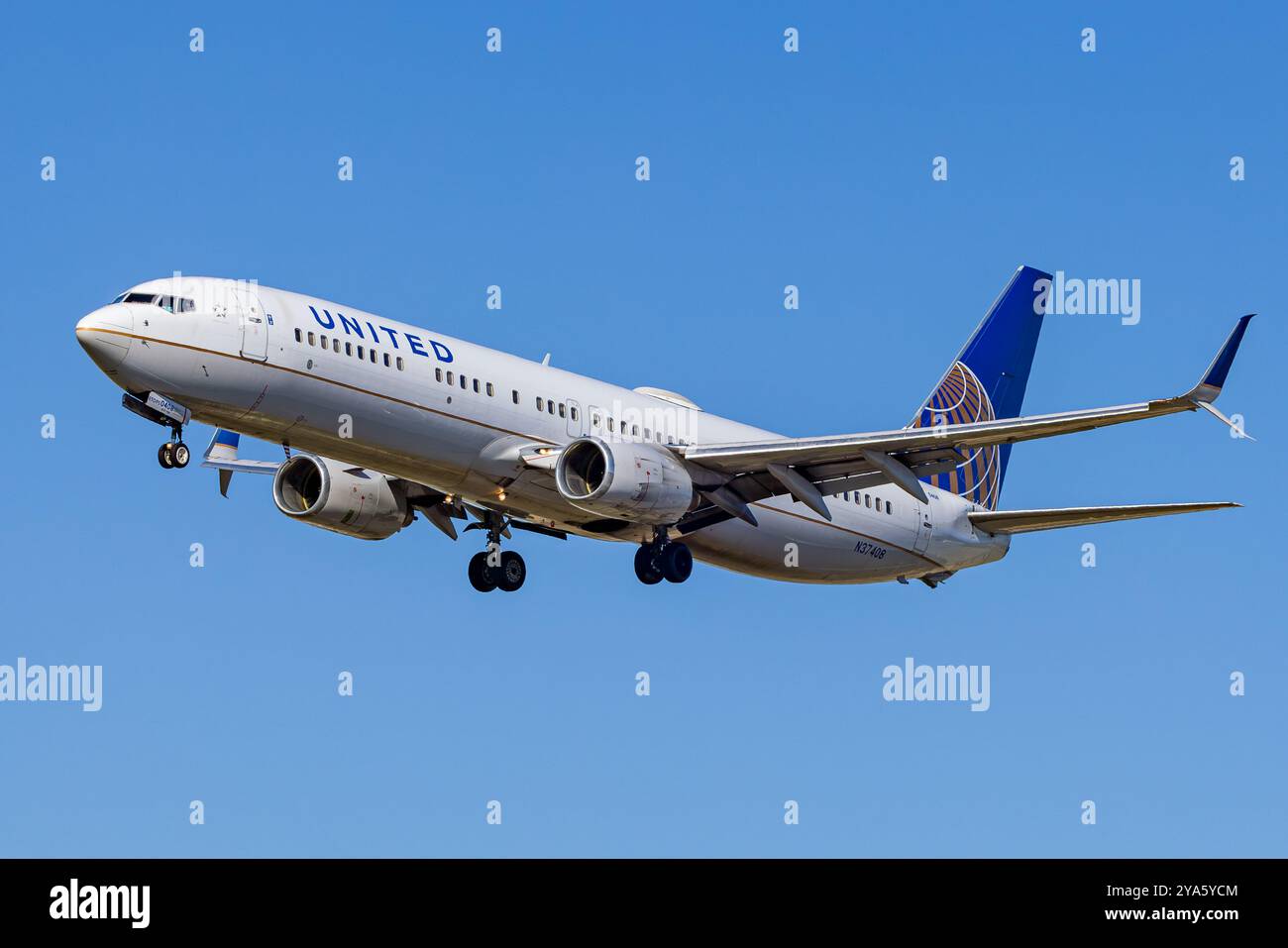 N37408 United Airlines Boeing 737-924(WL) landing at Los Angeles ...