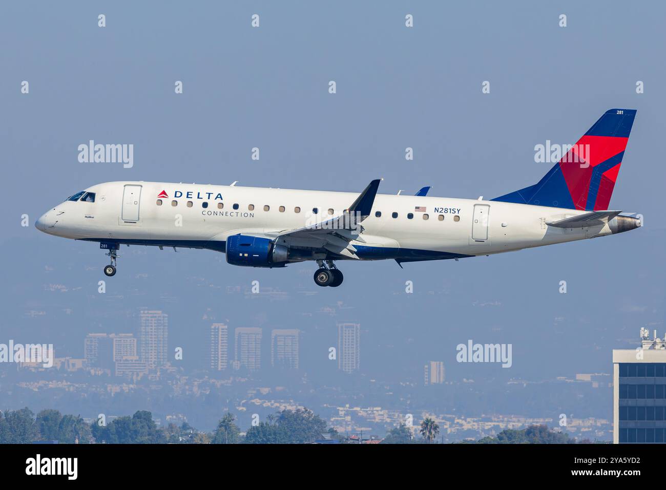 N281SY Delta Connection Embraer ERJ-175LR landing at Los Angeles ...