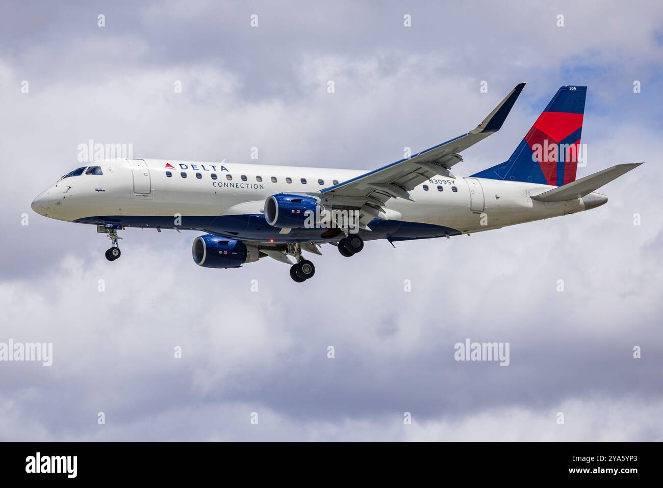 N309SY Delta Connection Embraer ERJ-175LR landing at Palm Springs (PSP ...