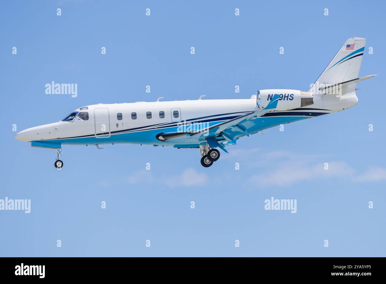 N89HS Gulfstream G100 landing at Palm Springs (PSP/KPSP Stock Photo - Alamy