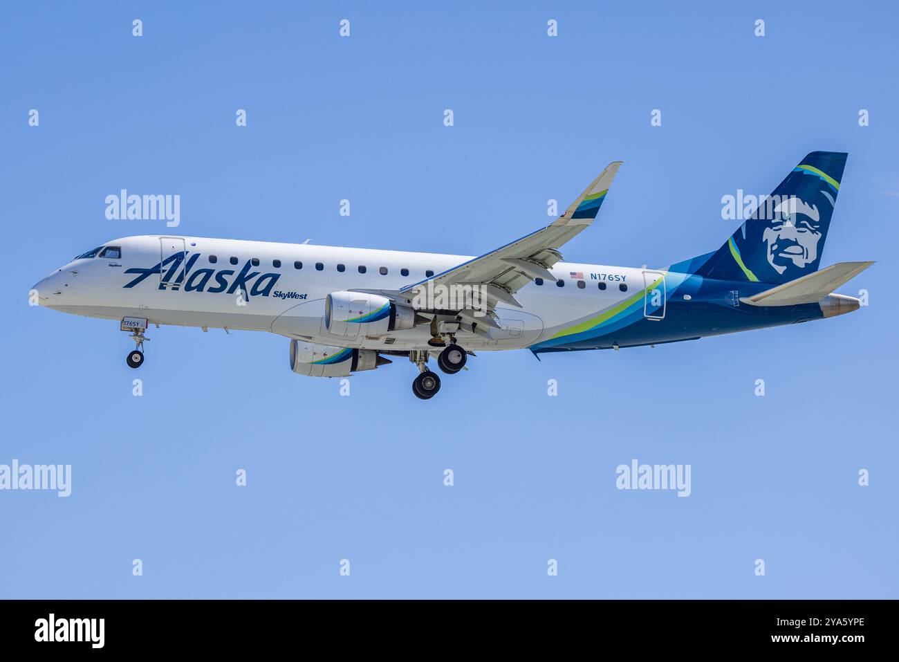 N176SY Alaska Airlines Embraer ERJ-175LR landing at Palm Springs (PSP ...