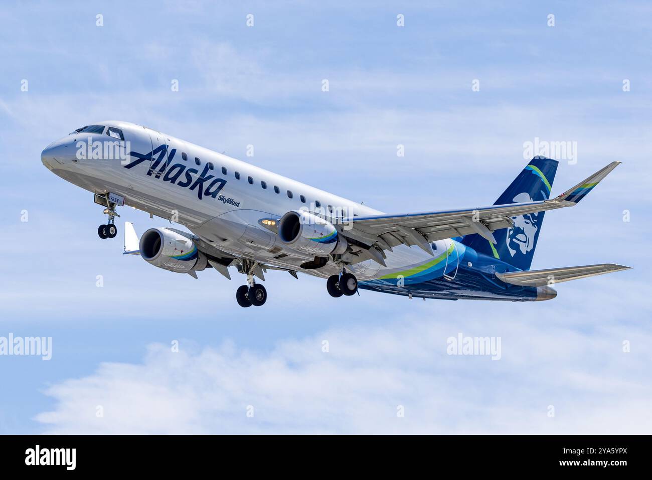 N176SY Alaska Airlines Embraer ERJ-175LR landing at Palm Springs (PSP ...