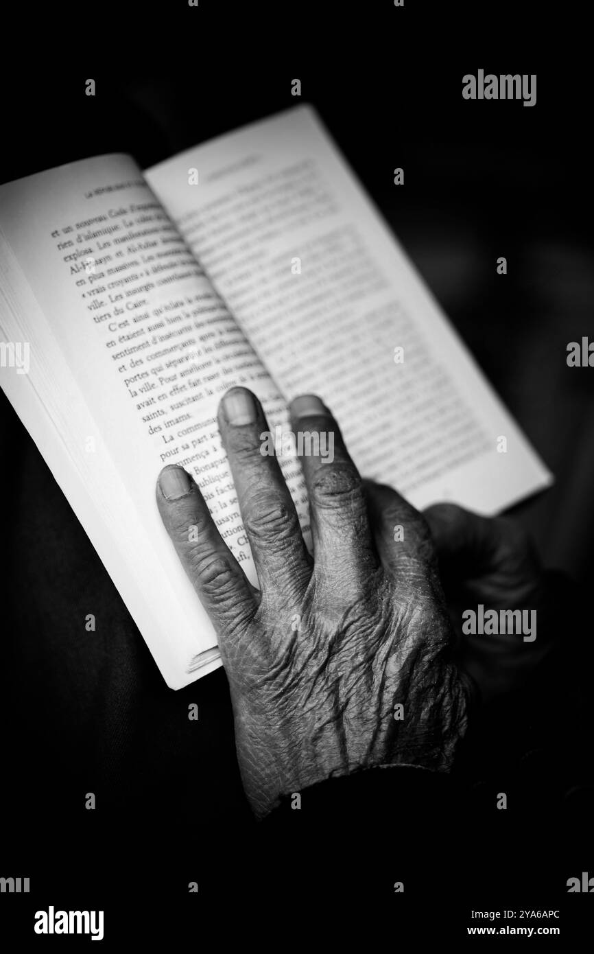 Finger withe a book hi-res stock photography and images - Alamy