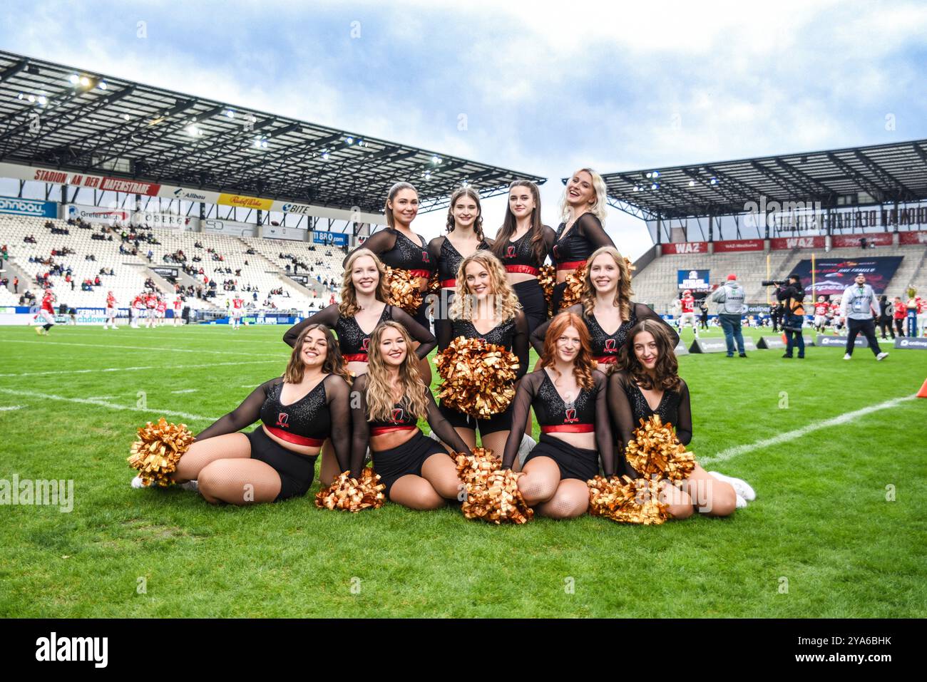 Goldenwarrior cheer hi-res stock photography and images - Alamy