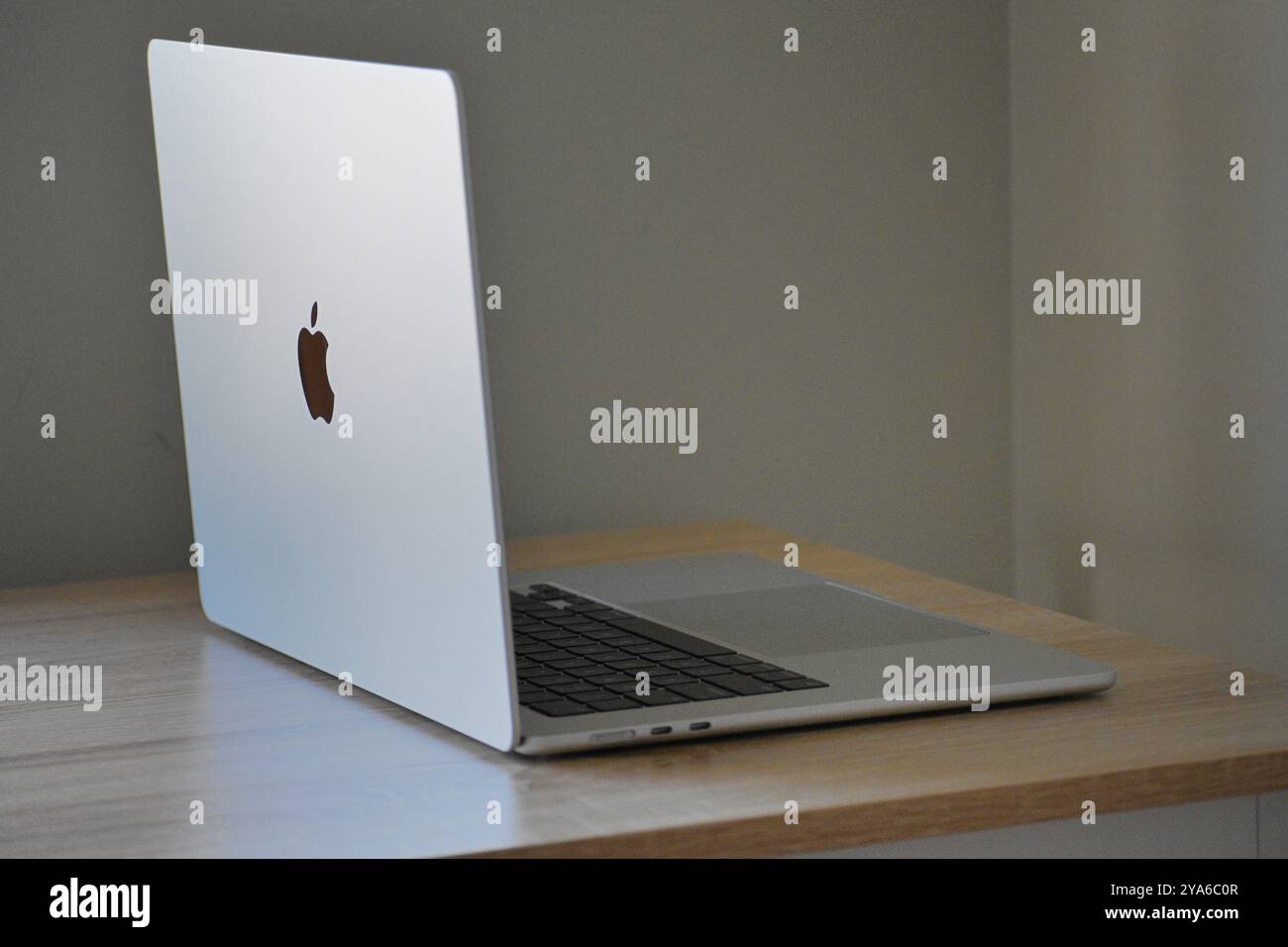 Macbook air m2 hi-res stock photography and images - Alamy