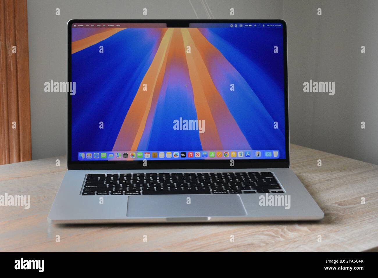Macbook air m2 hi-res stock photography and images - Alamy