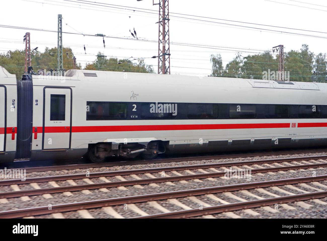 Probleme bei der Deutschen Bahn Die Flanke eines ICE der Deutschen Bahn, der als Fernreisezug im ...