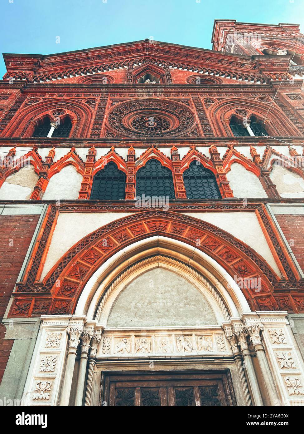 Red brick facade hi-res stock photography and images - Alamy