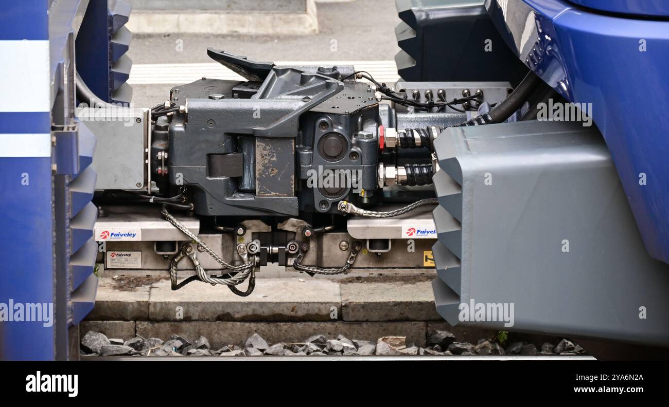 Train coupling hi-res stock photography and images - Alamy