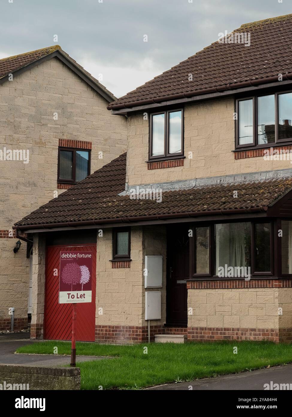 October 2024 - House for let with agents sign in Yatton, North Somerset ...