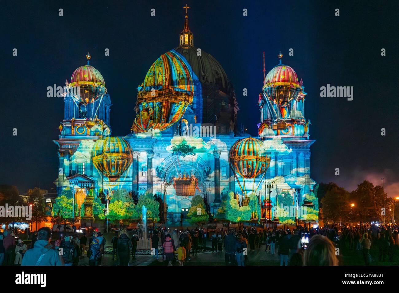 Der Berliner Dom am Lustgarten in Berlin-Mitte während des Festivals of ...