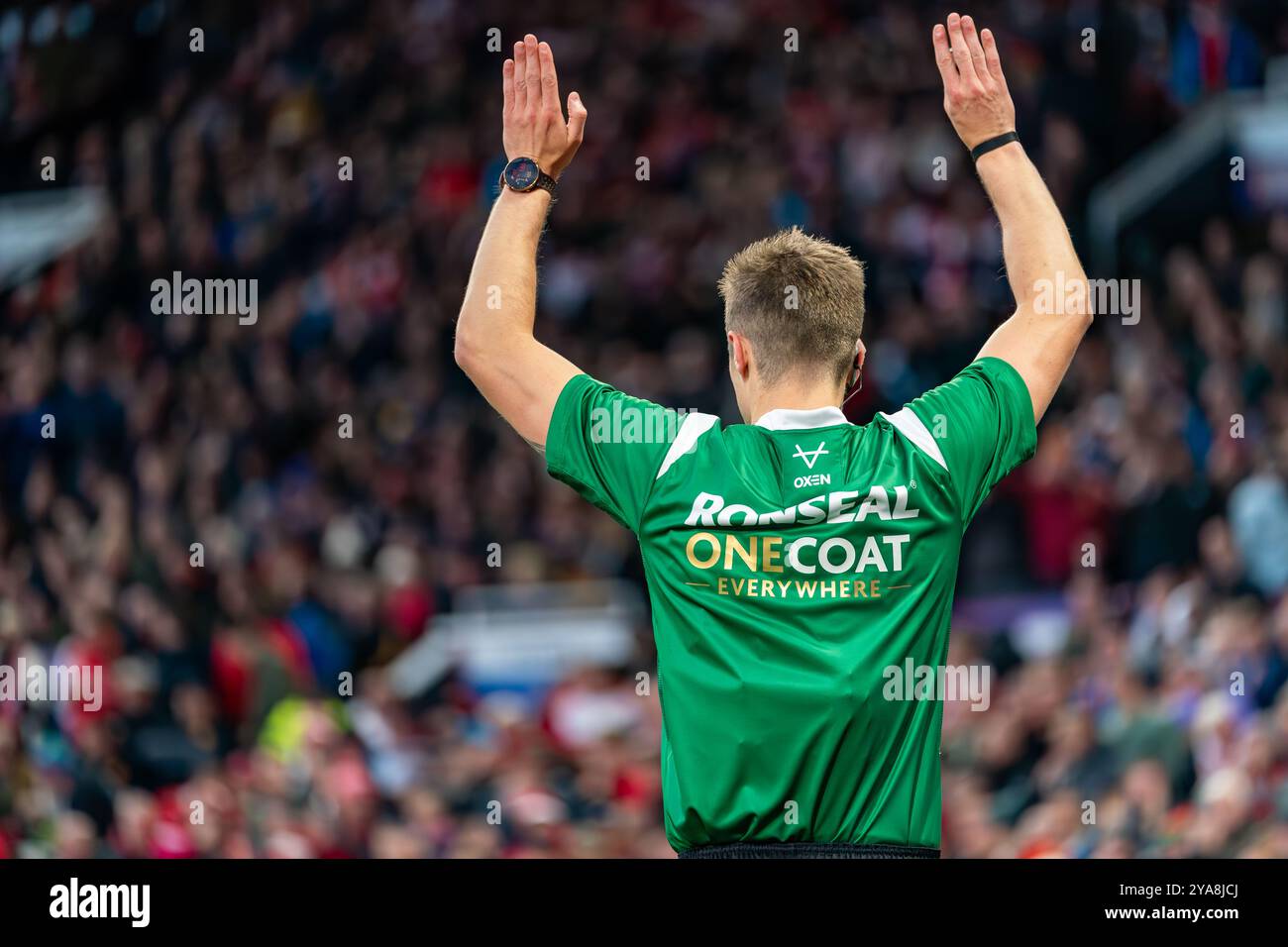 Paul hull referee hi-res stock photography and images - Alamy