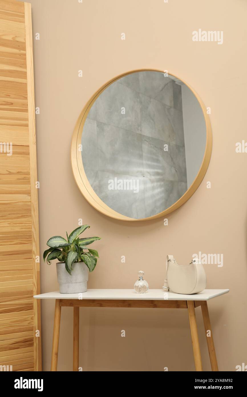 Mirror and storage bench in hallway. Interior design Stock Photo - Alamy