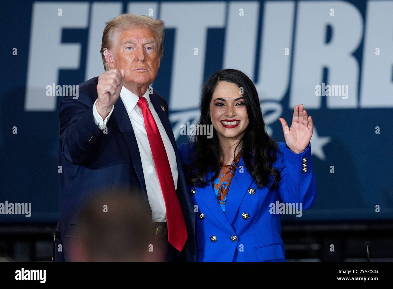 Republican presidential nominee former President Donald Trump, left ...