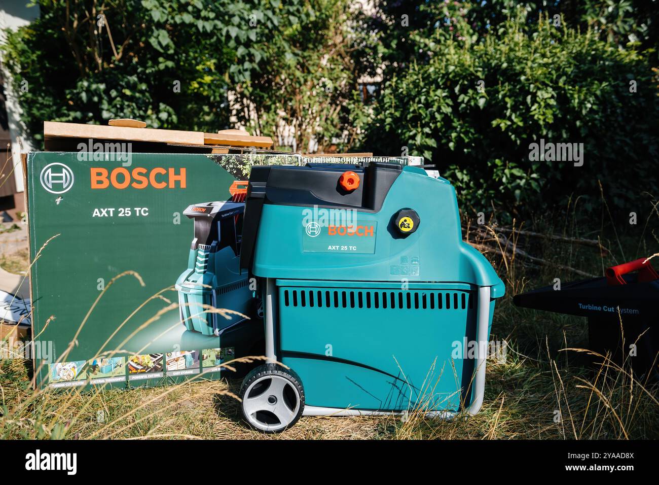 Bosch garden shredder hi-res stock photography and images - Alamy