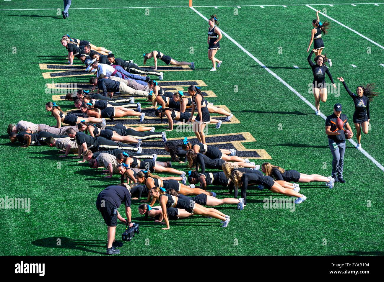 West Point, New York, USA. 12th Oct, 2024. BLACK KNIGHTS Cheerleaders ...