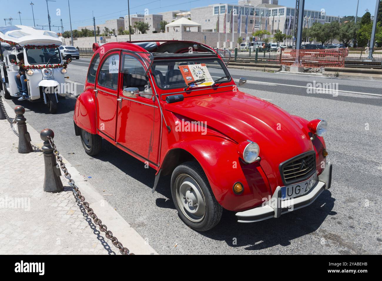 Urban street parked vehicles hi-res stock photography and images - Alamy