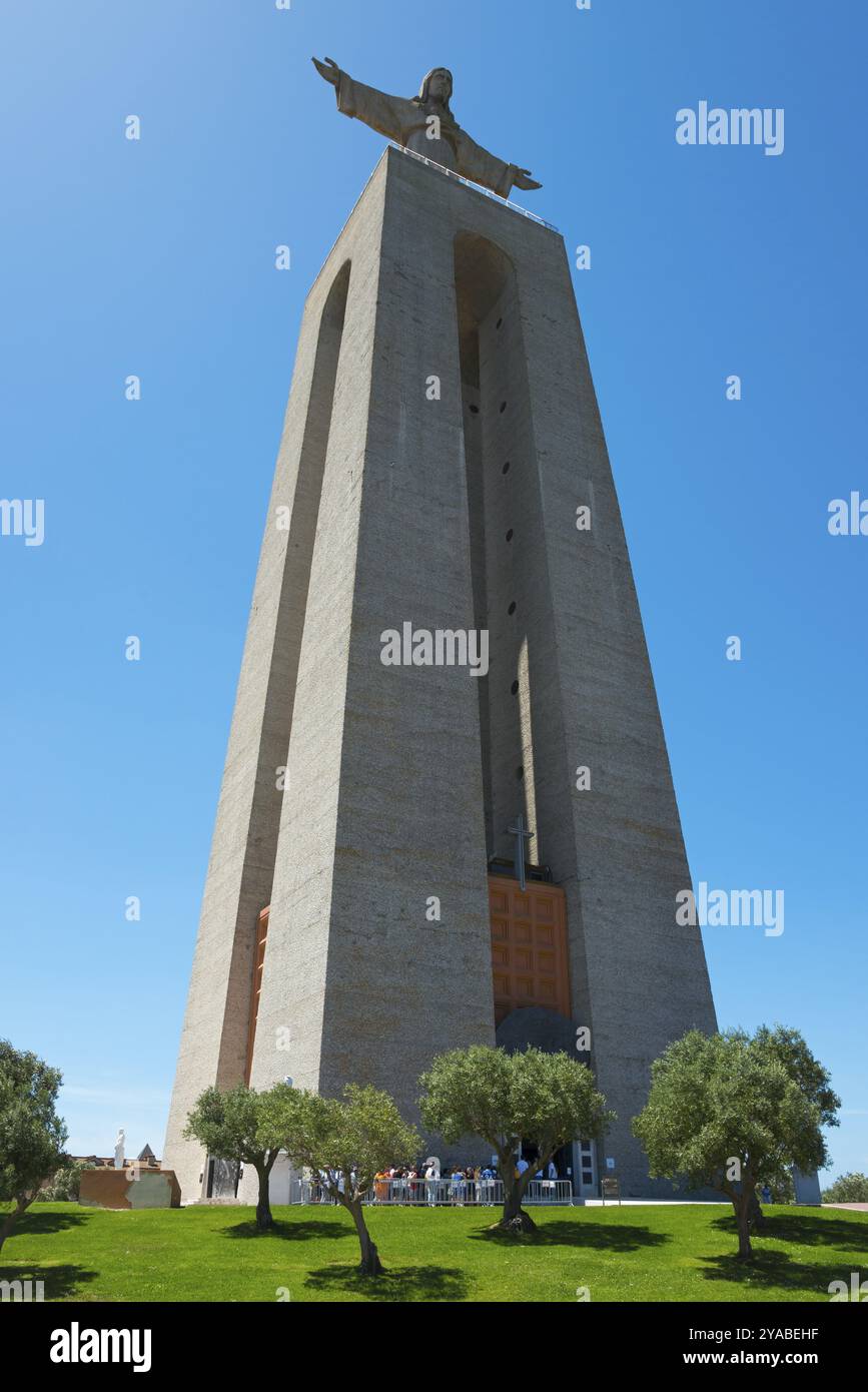 Christ monument in front hi-res stock photography and images - Alamy