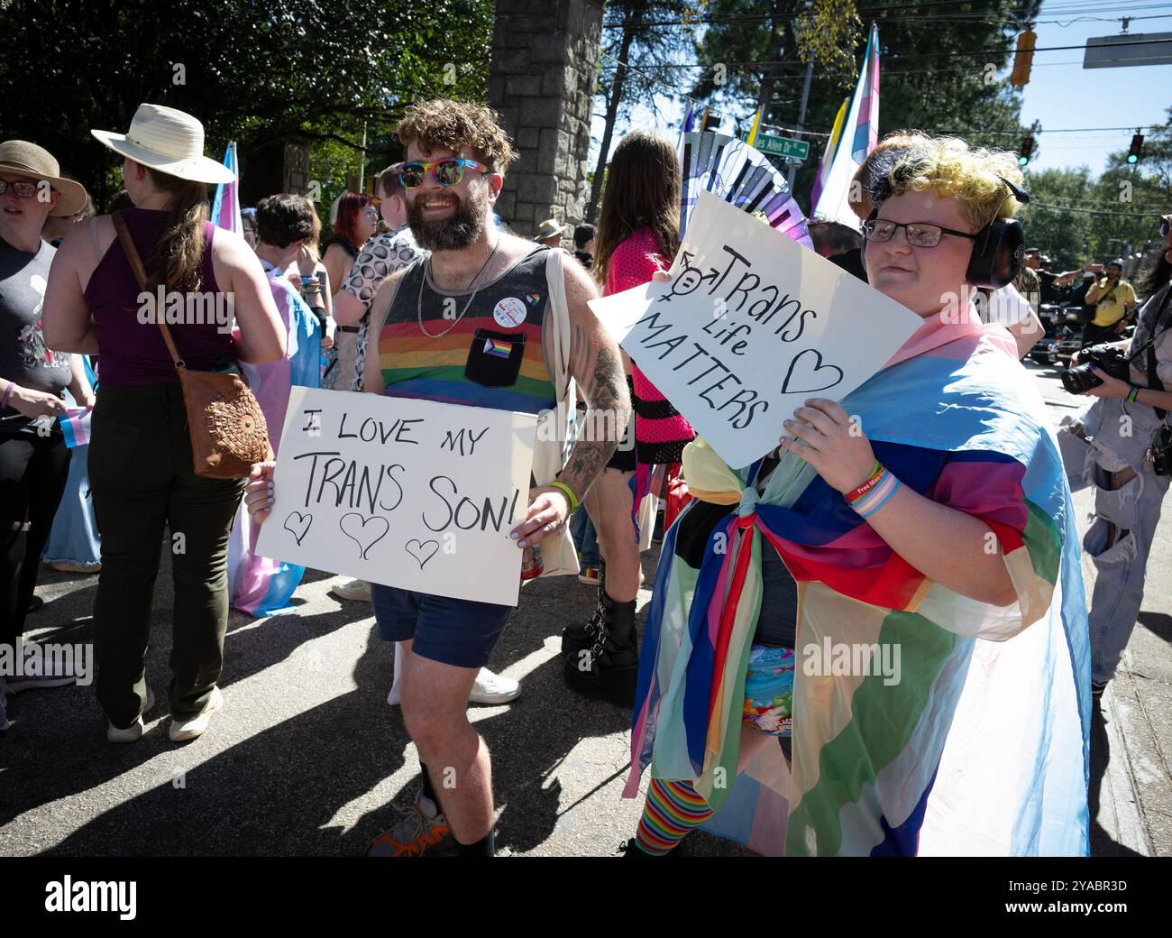 Atlanta, Georgia, USA. 12th Oct, 2024. Peter Gunn waits with his ...