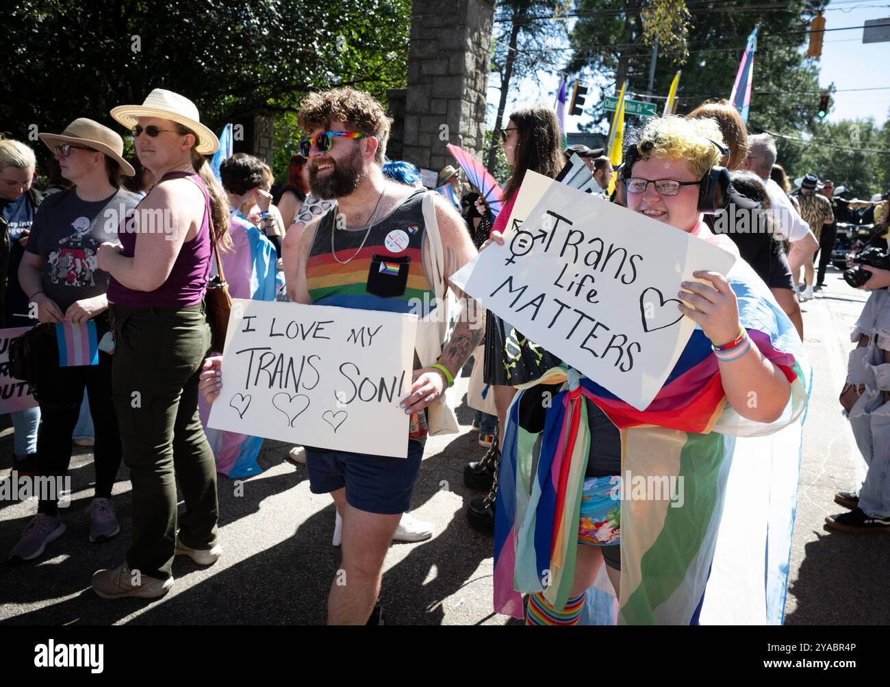 Atlanta, Georgia, USA. 12th Oct, 2024. Peter Gunn waits with his ...
