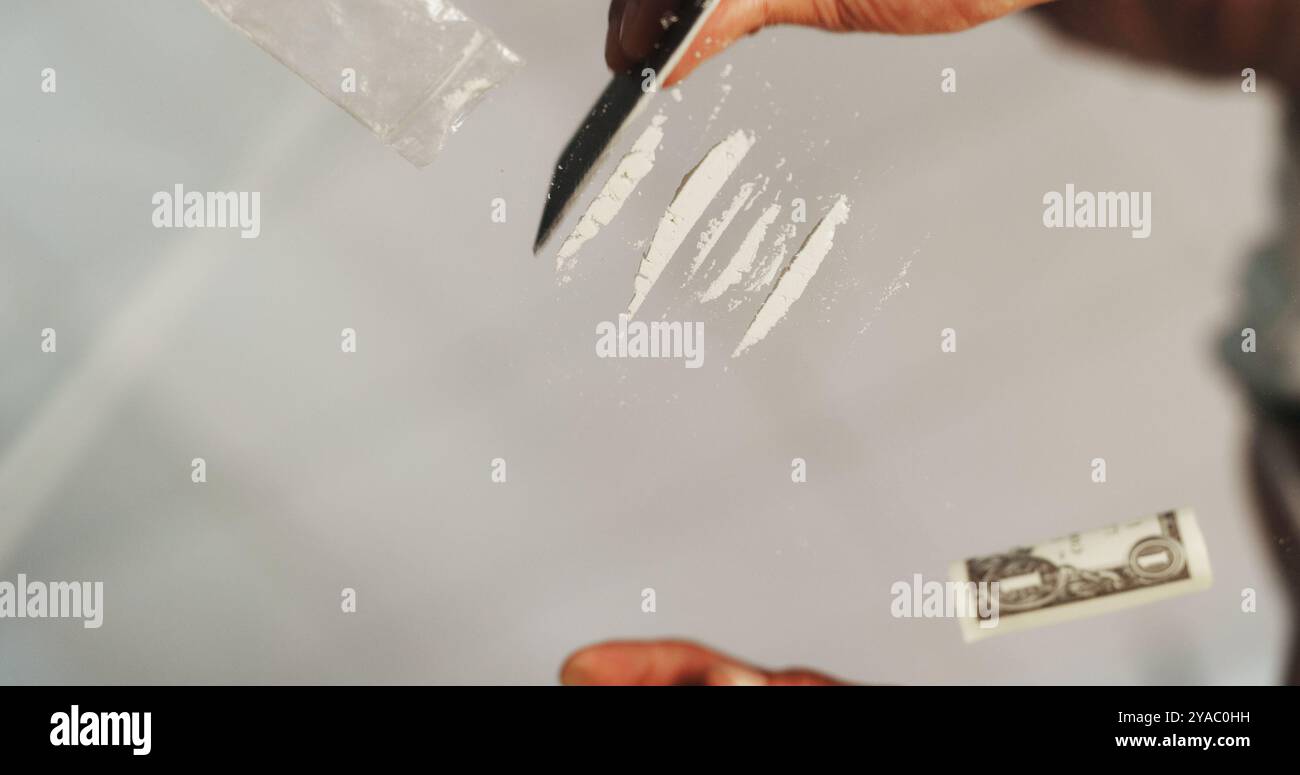 Cutting cocaine lines hi-res stock photography and images - Alamy