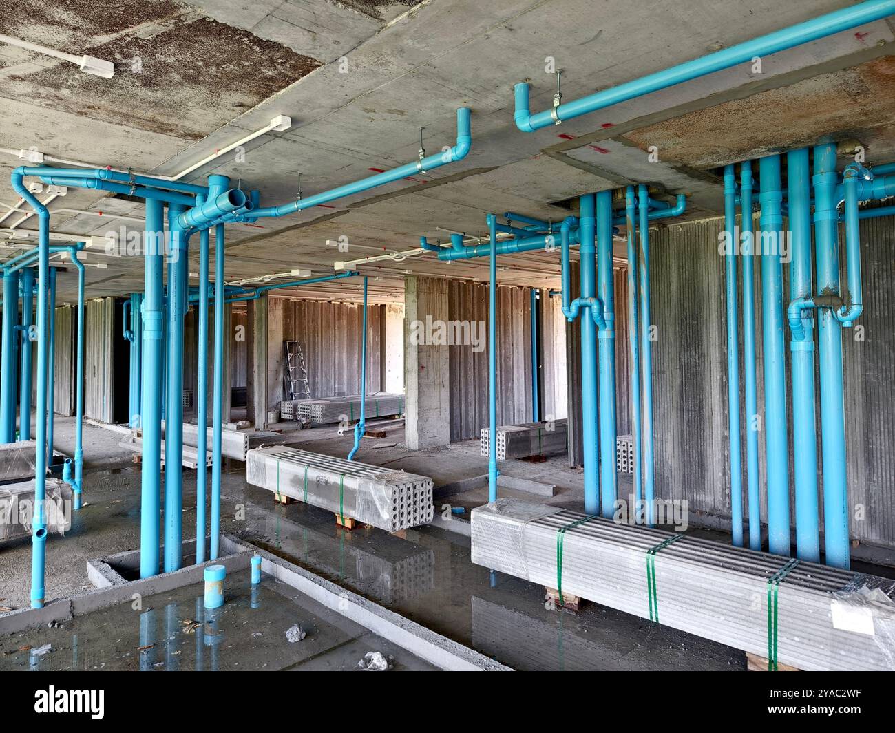 Scaffolding urban building currently hi-res stock photography and ...