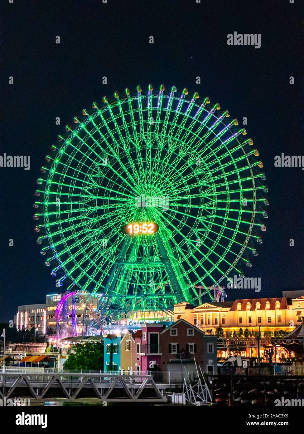 Yokohama Ferris Wheel Cosmo Clock 21 view from Landmark tower in ...