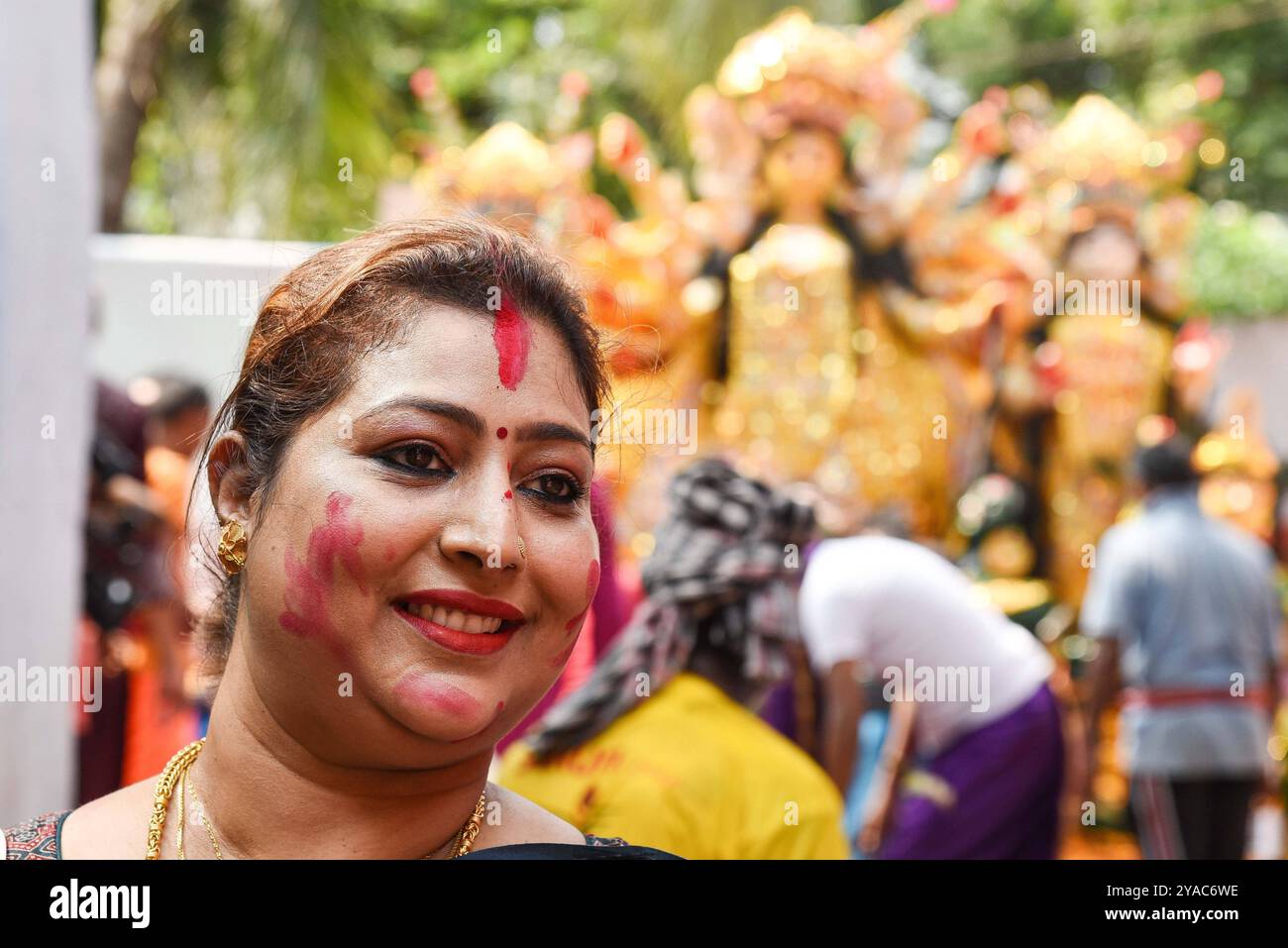 End of Durga Puja Festival Celebrations Indian Marred Women apply ...
