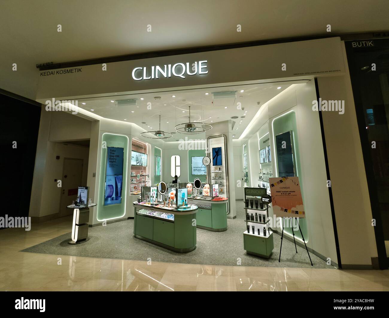 KUALA LUMPUR, MALAYSIA - AUGUST 28, 2024: Clinique brand retail shop in ...