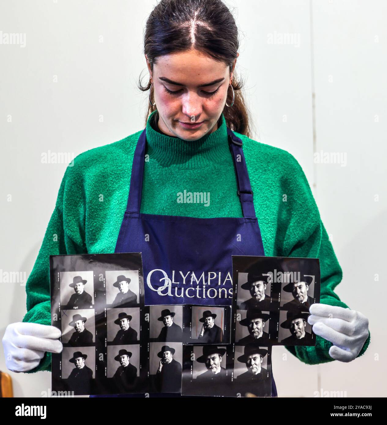 Photographed by lord snowdon hi-res stock photography and images - Alamy