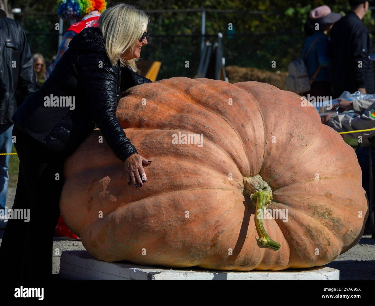 Woodbridge, Canada. 12th Oct, 2024. A woman poses for photos with a ...