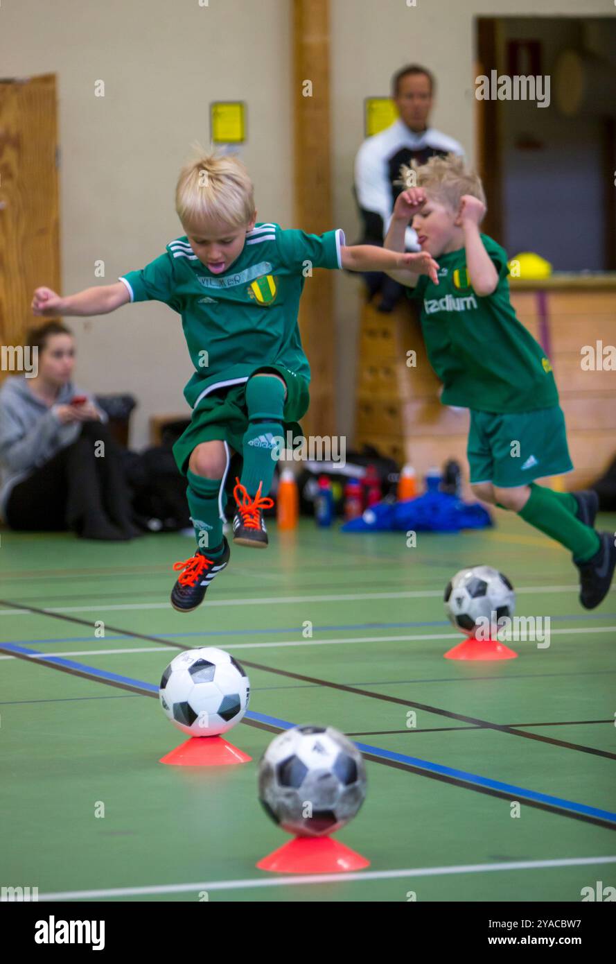 Children team sport hi-res stock photography and images - Alamy