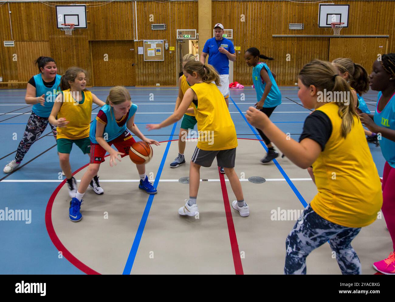 Team children basketball hi-res stock photography and images - Alamy