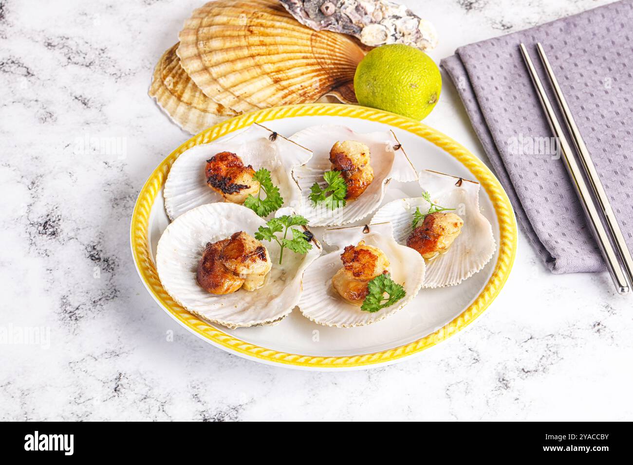 Grilled scallops shell with butter and parsley Stock Photo - Alamy