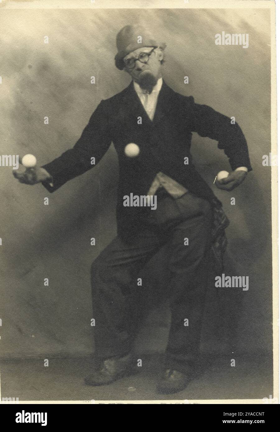 Old time juggler hi-res stock photography and images - Alamy