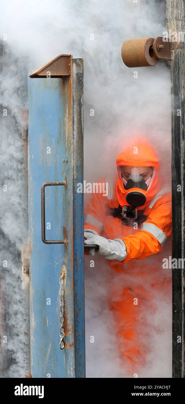 Confined space hi-res stock photography and images - Alamy