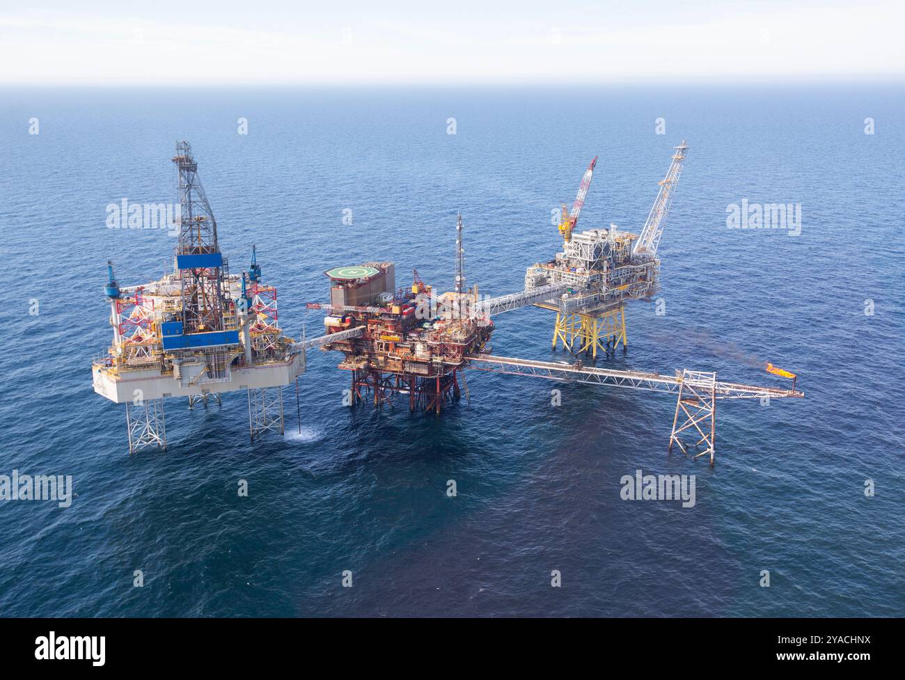 Oil rig in the north sea Stock Photo - Alamy