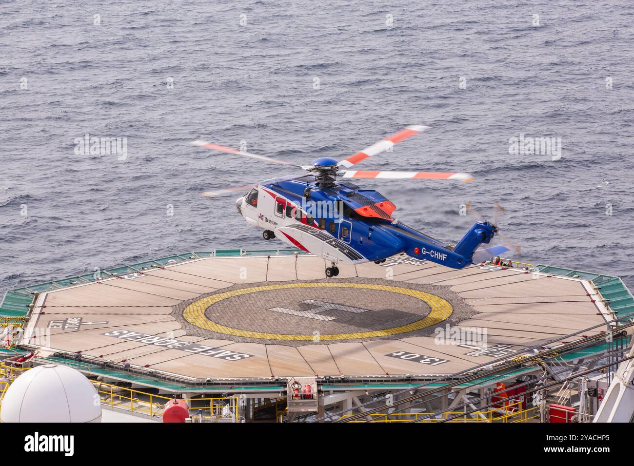 Helicopter arrives on a north sea oil rig Stock Photo - Alamy