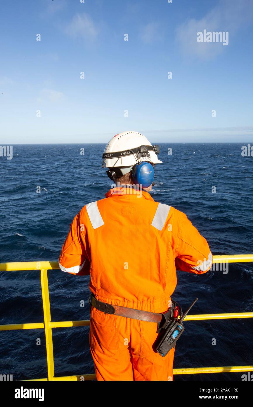 Oil and gas worker, on an oil rig Stock Photo - Alamy