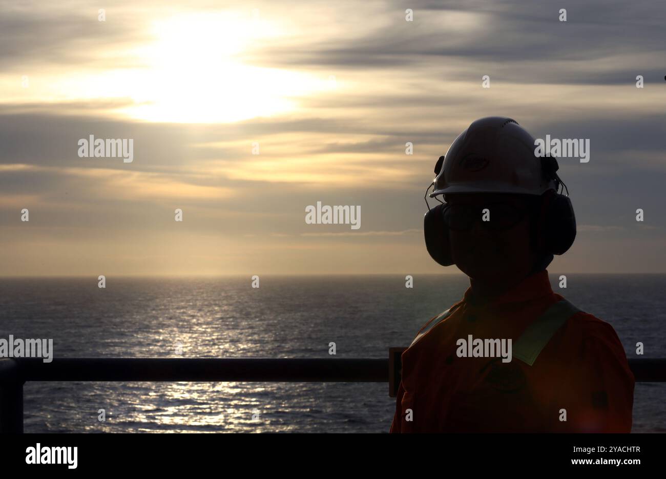 Oil and gas worker, on an oil rig Stock Photo - Alamy